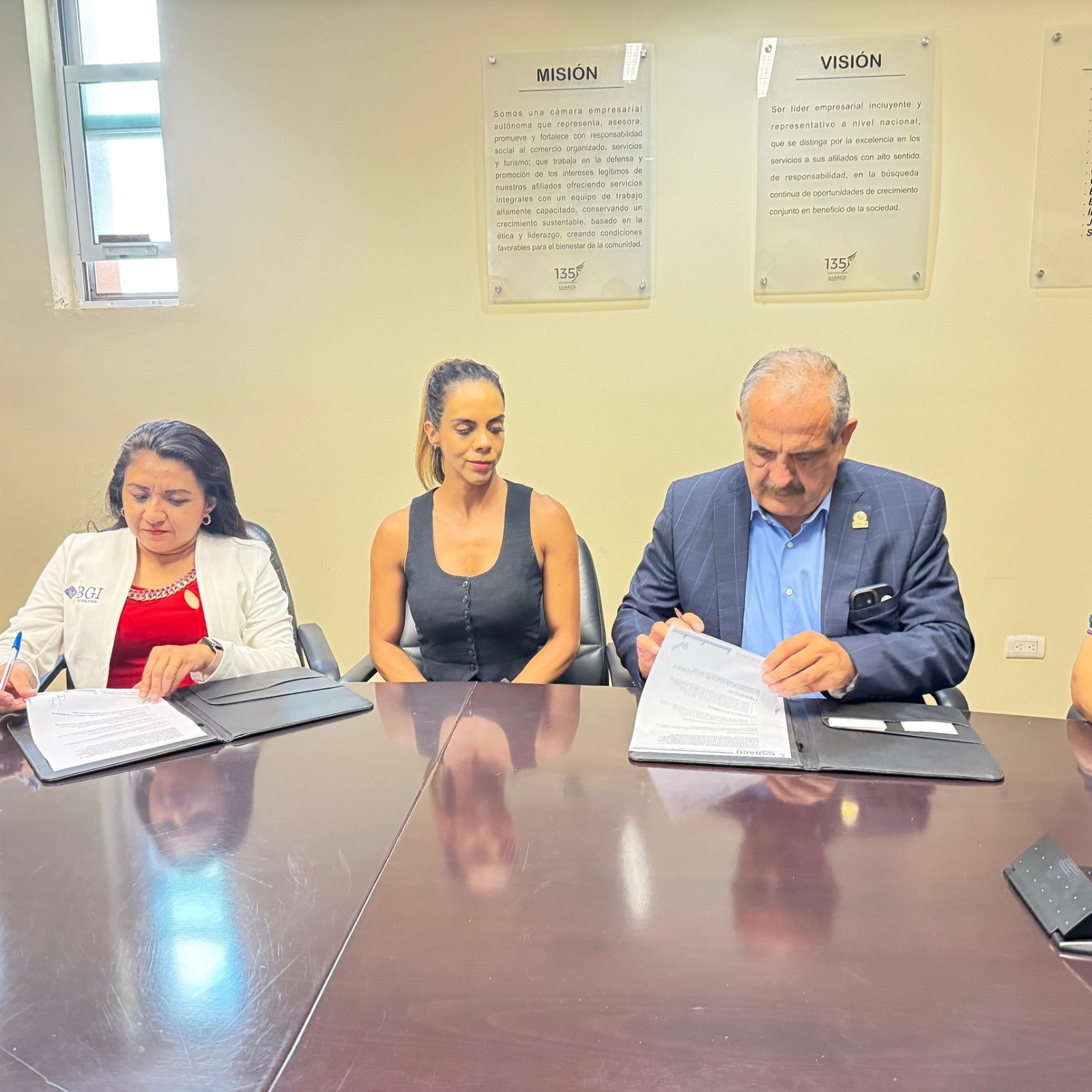 CANACO SERVYTUR Chihuahua firma convenio con BGI Certification para ...